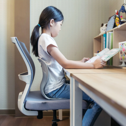 Posisi Duduk Ideal untuk Mendukung Tumbuh Kembang Anak - Curble Chair